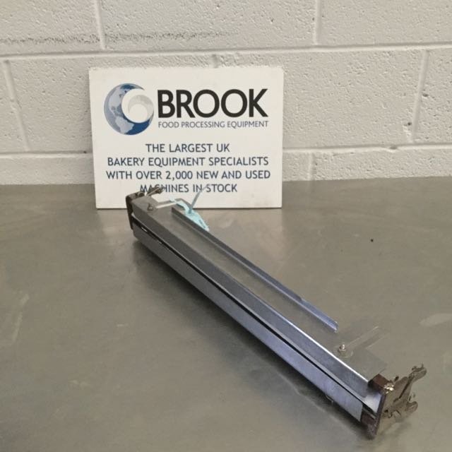 Rondo guillotine blade scraper